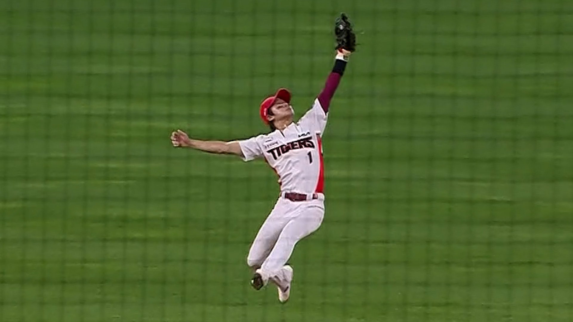 [KIA] 2025/9/12 '잘 맞은 타구 직선타 아웃' 양의지 좌절시키는 박찬호의 점프 캐치 | TVING